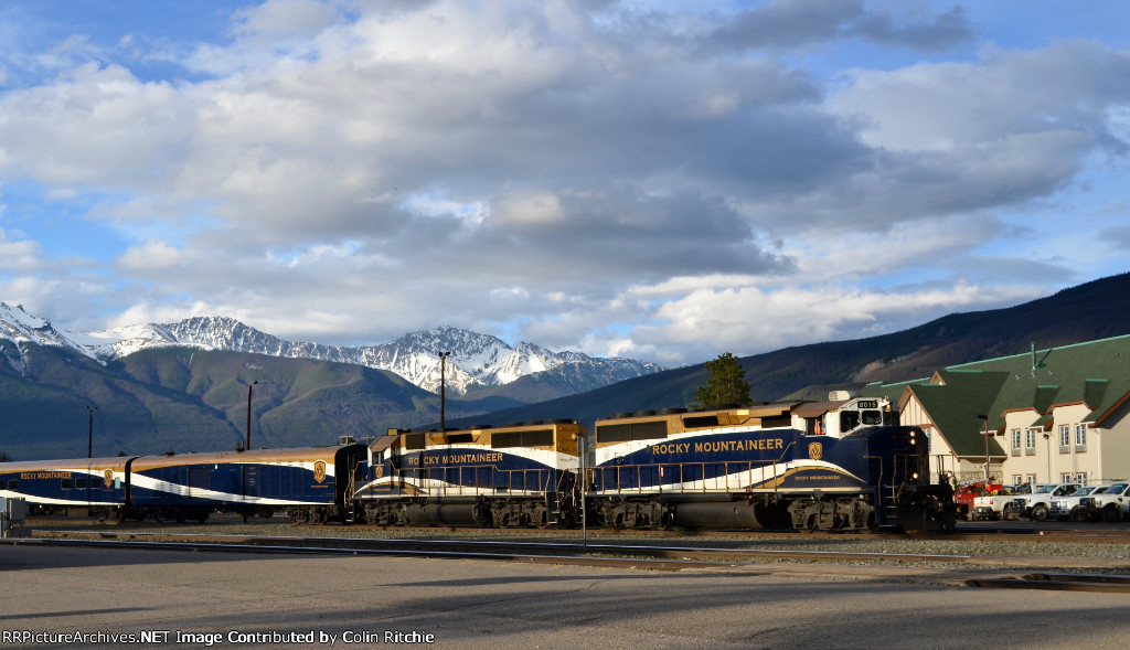RMRX 8015/8019 backing their train into a siding, to tie in down for the evening. Looking south ...